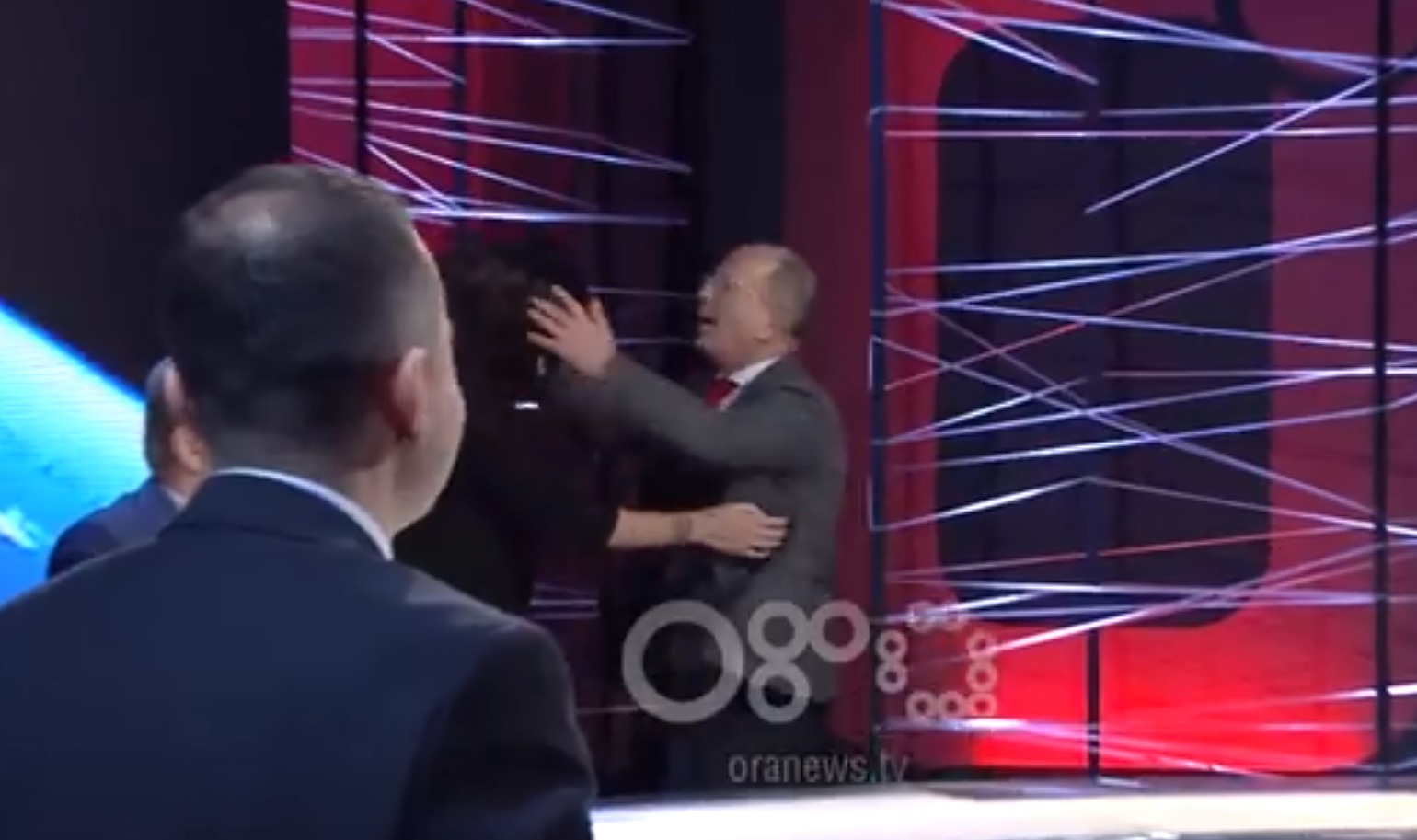 Habit publikun Sazan Guri, puth Sonila Meçon në mes të emisionit ...