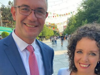 Nuk do ta besoni çfarë bën këtë herë Lori Hoxha – ArkivaNews